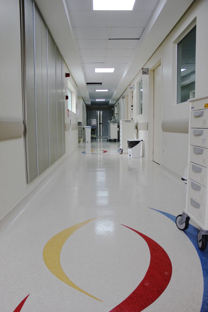 Piso vinílico personalizado decora hospital de Itu - Blog RC Pisos
